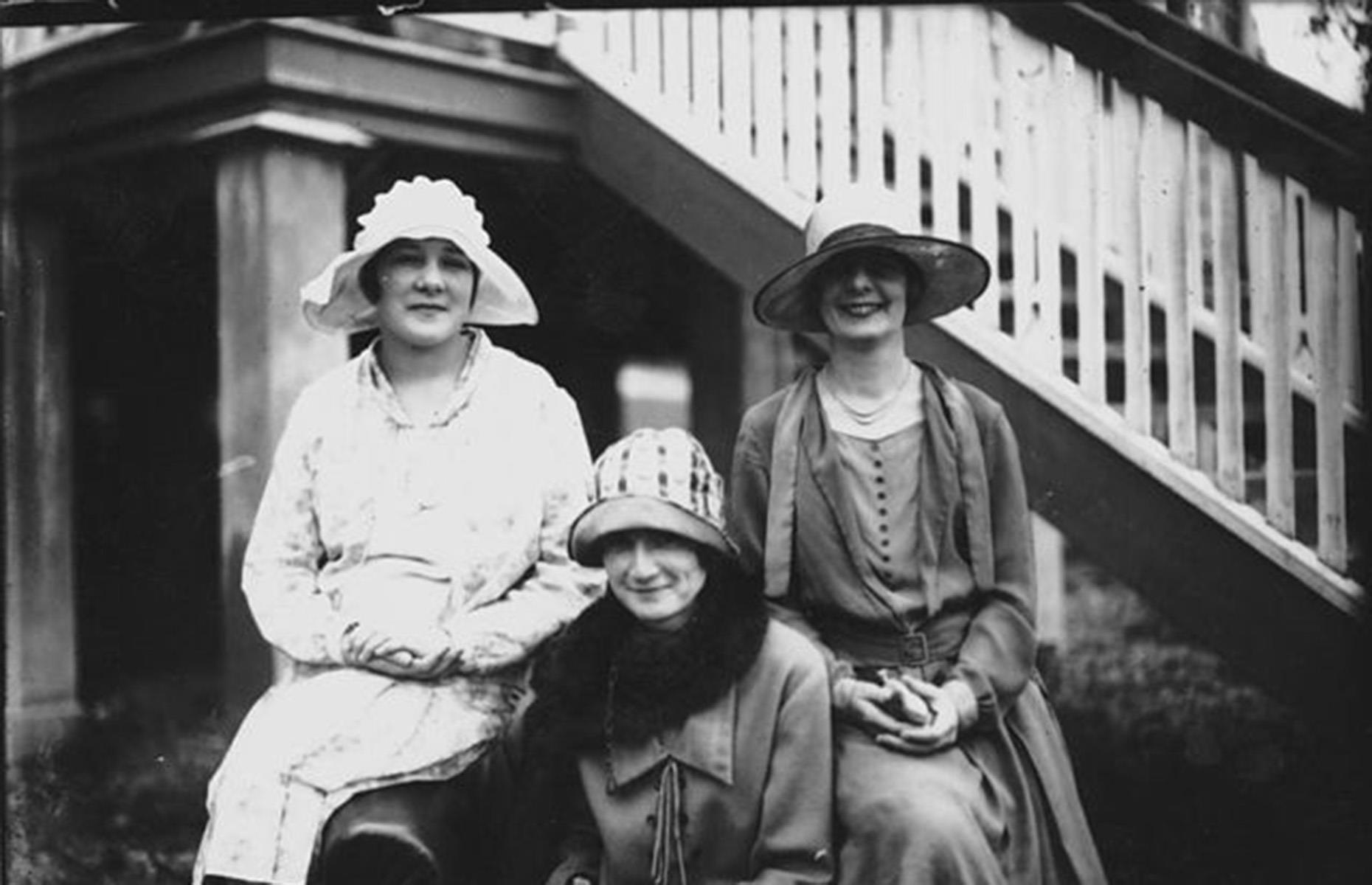 Incredible vintage photos show how people REALLY lived in the roaring ...