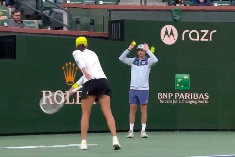 Iga Swiatek speaks out on ball boy drama, fan’s double standard after ...