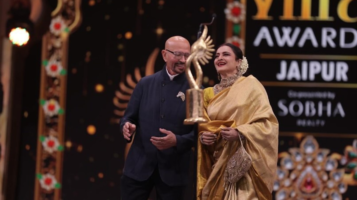 Rekha Honours Rakesh Roshan With Outstanding Achievement Award As They ...