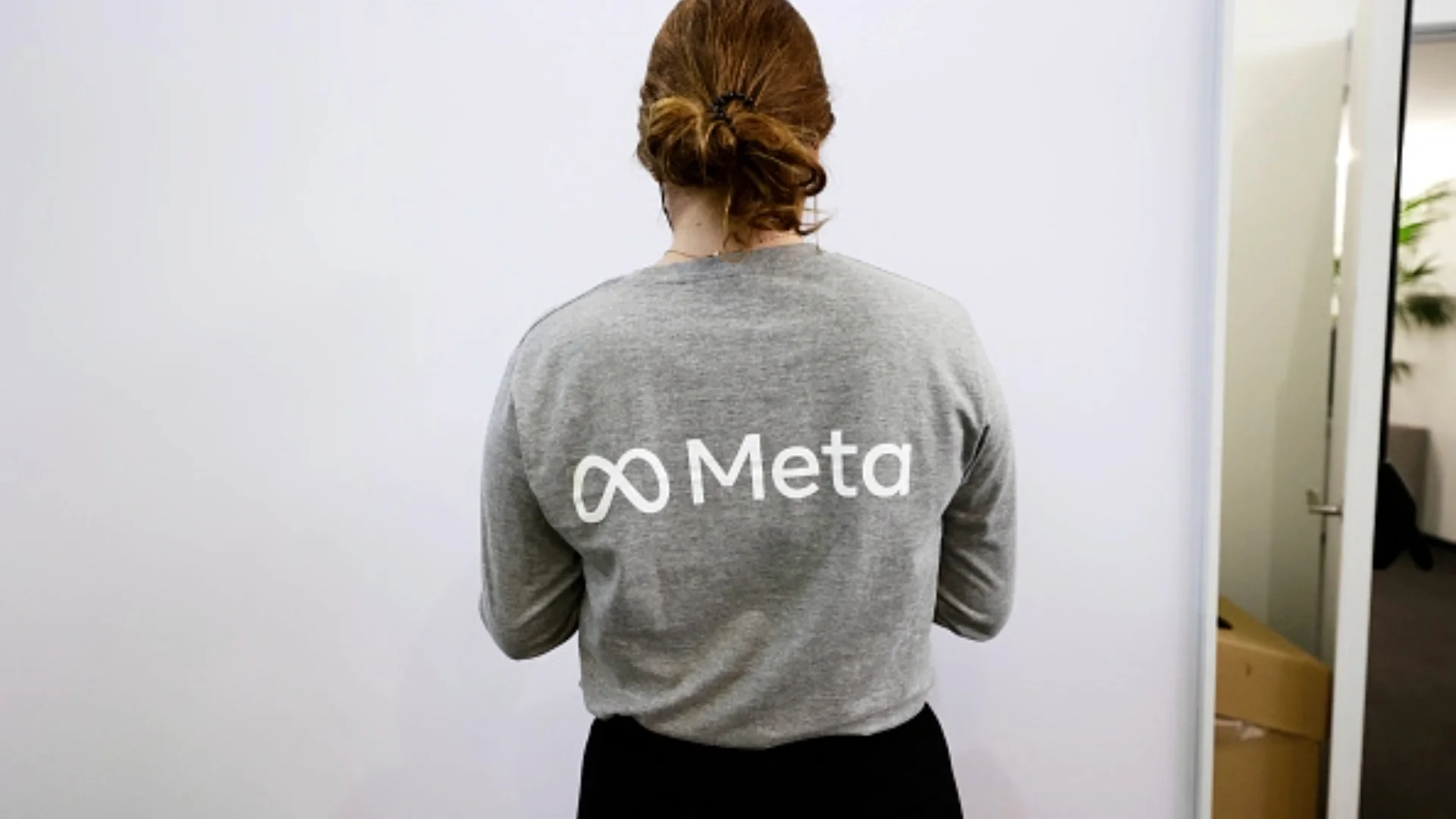 Meta Experiments With AI-Generated Comments, Legitimizing Social Media Bots