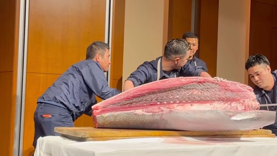 Shohei Ohtani gives Dodgers most epic sushi meal ever with monstrous tuna