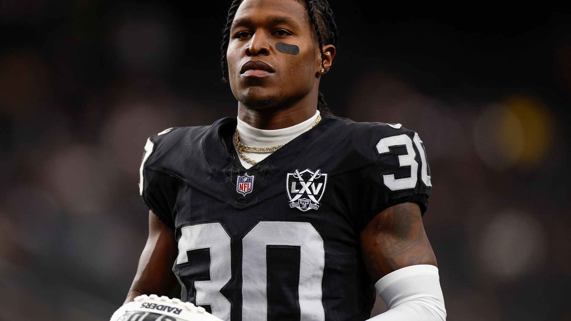 Raiders bring back cornerback