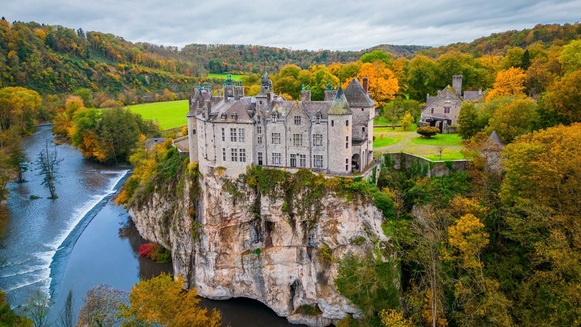 Cet incroyable château perché au bord d'une falaise se trouve à 1h de ...