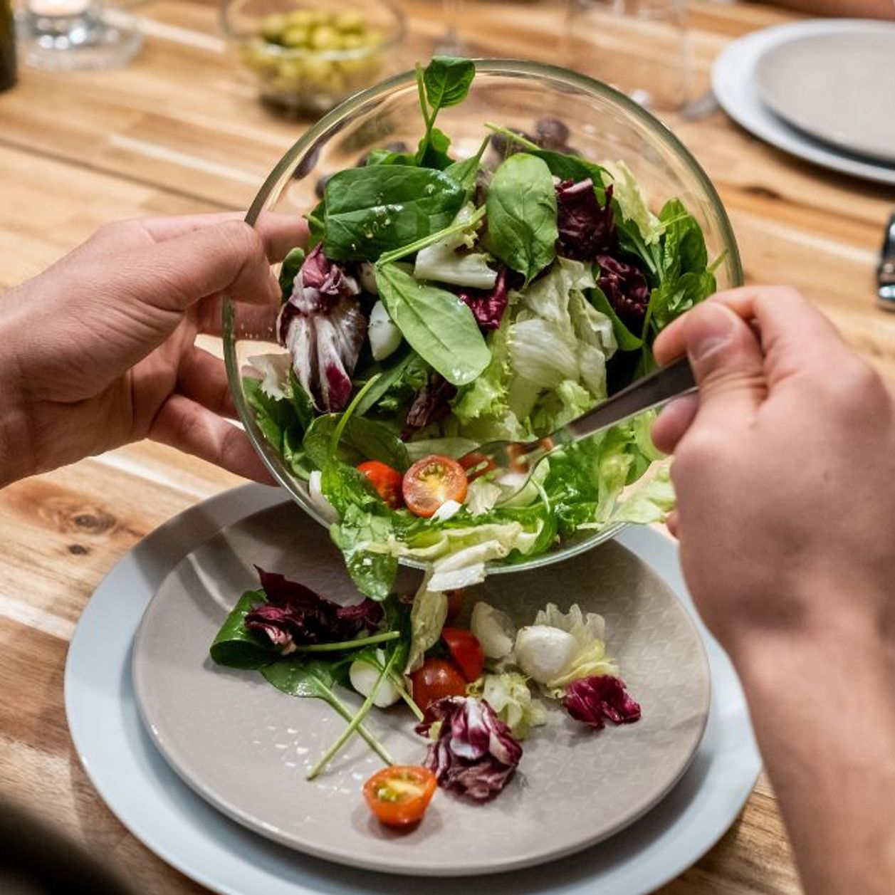 Manger léger le soir permet-il vraiment de mieux dormir ? Le médecin ...