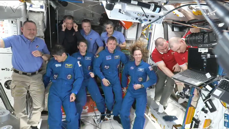 Stranded U.S. astronauts to return to Earth on Tuesday Stranded U.S. astronauts to return to Earth on Tuesday
