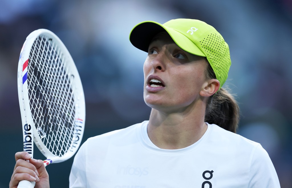 Iga Swiatek speaks out on ball boy drama, fan’s double standard after ...
