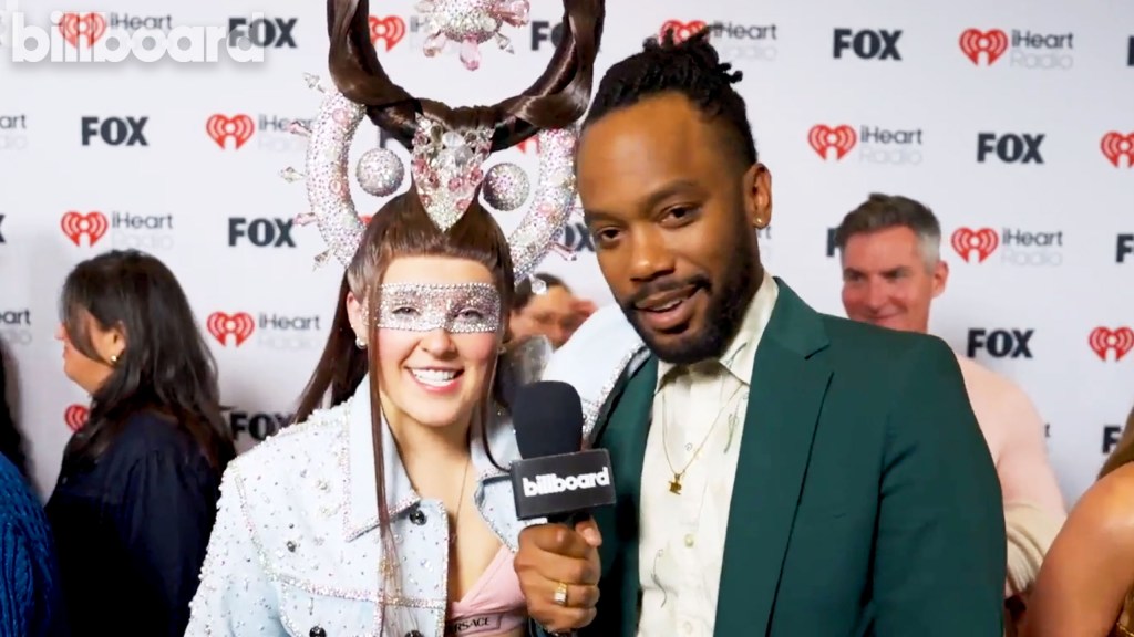 JoJo Siwa Talks Past "Gay Pop" Statements, Big Announcement On March ...