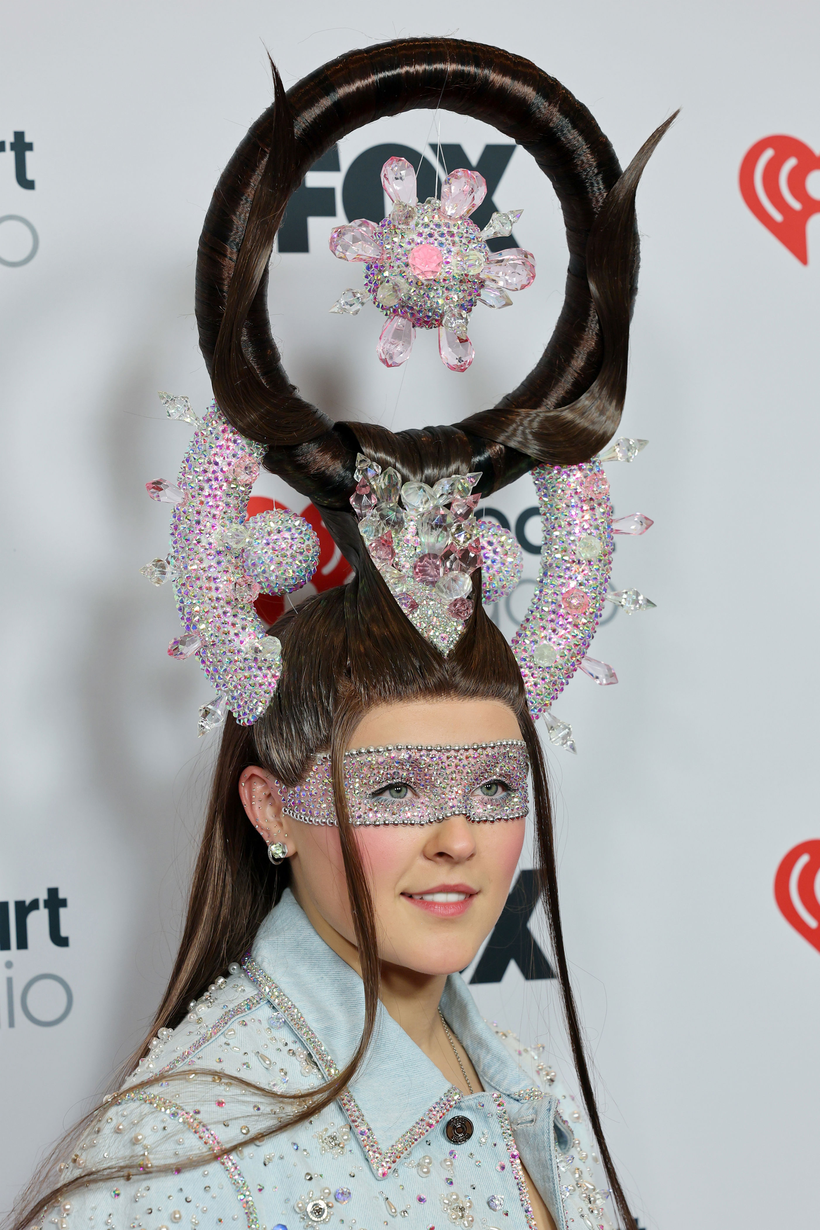 JoJo Siwa’s over-the-top iHeartRadio Music Awards 2025 hair and makeup ...