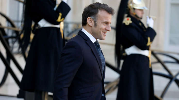 Macron offers a warm welcome to Carney in France Macron offers a warm welcome to Carney in France
