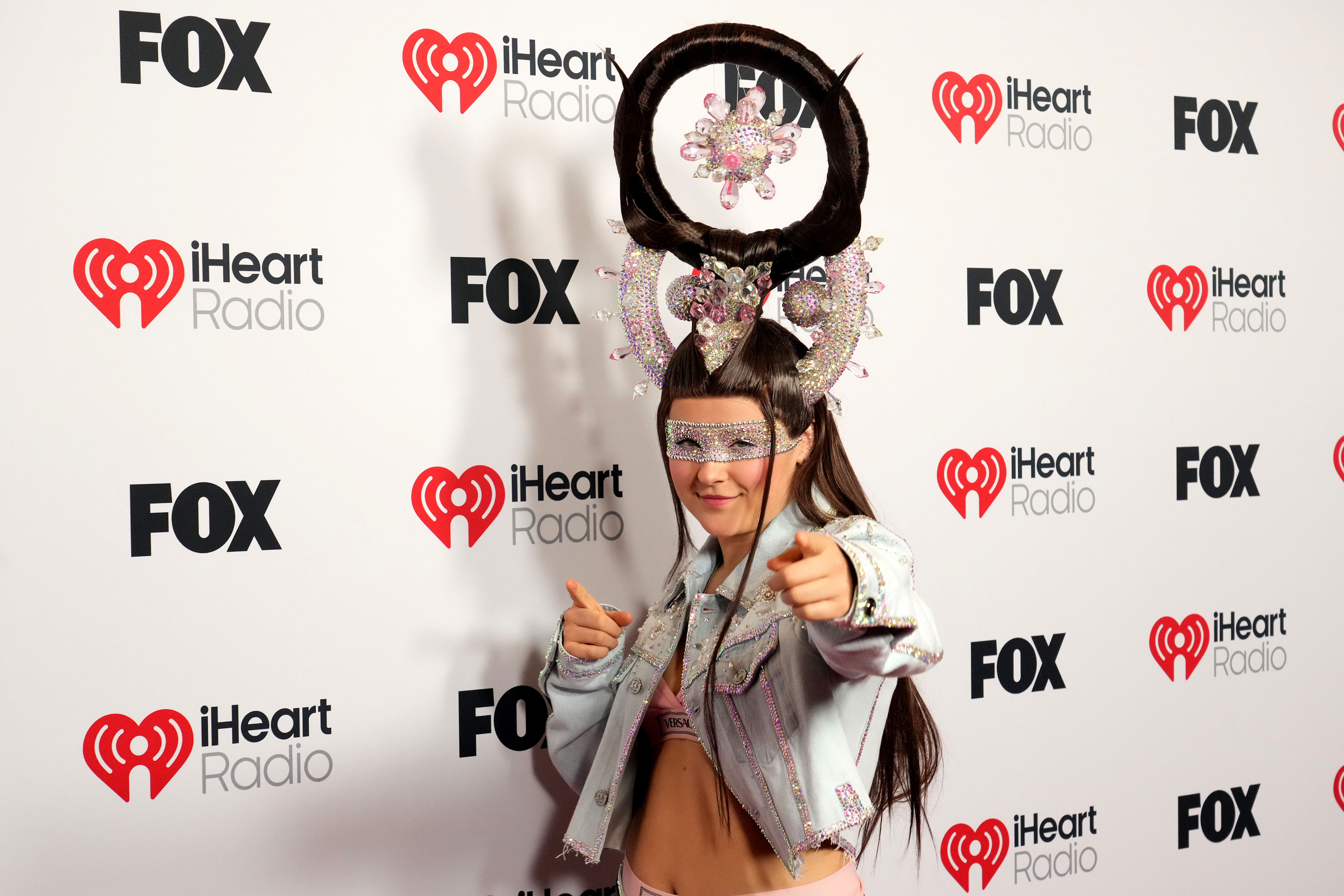 JoJo Siwa’s over-the-top iHeartRadio Music Awards 2025 hair and makeup ...