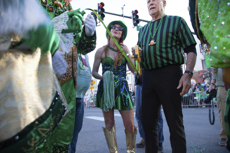 Thousands crowd Arkansas city for world's shortest St. Patrick's Day parade