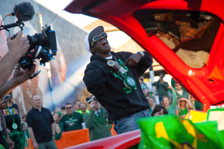 Thousands crowd Arkansas city for world's shortest St. Patrick's Day parade