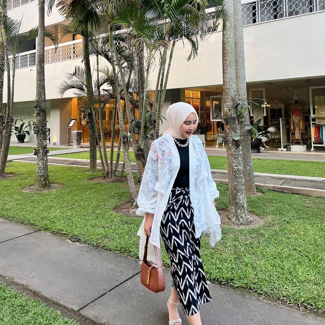 Inspirasi Styling Rok Lilit Dengan OOTD Hijab Kekinian, Simak