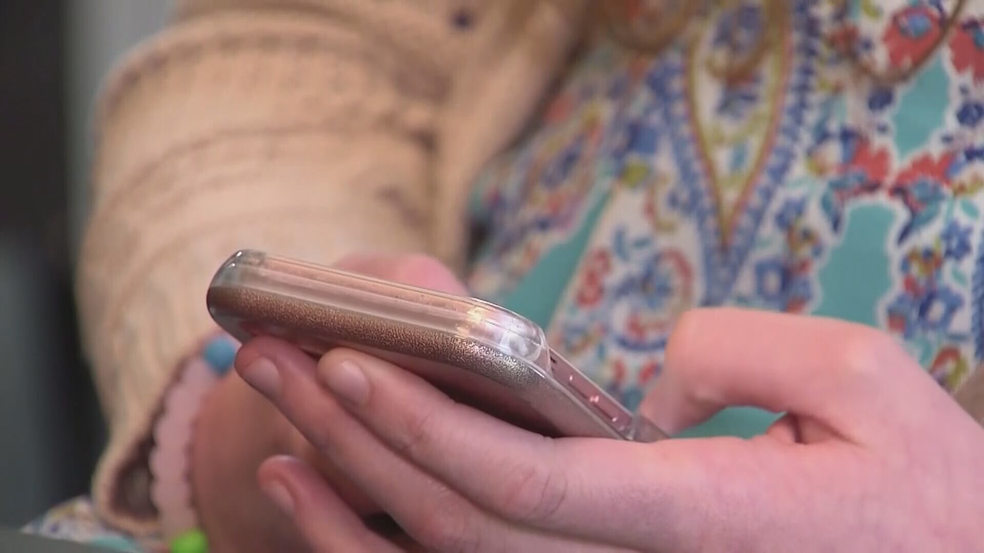 Concerns raised about people handing out free cell phones in Parachute area