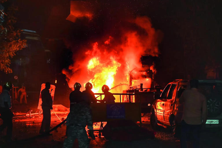 Aurangzeb tomb tension: Arson, stone-pelting in Nagpur, 50 arrested; Fadnavis, Gadkari urge ...