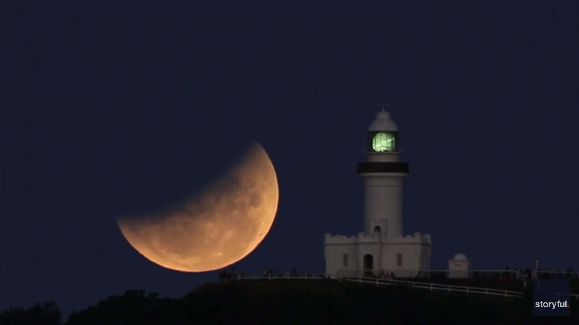 Stunning Blood Moon Eclipse Captured Behind Cape Byron Lighthouse