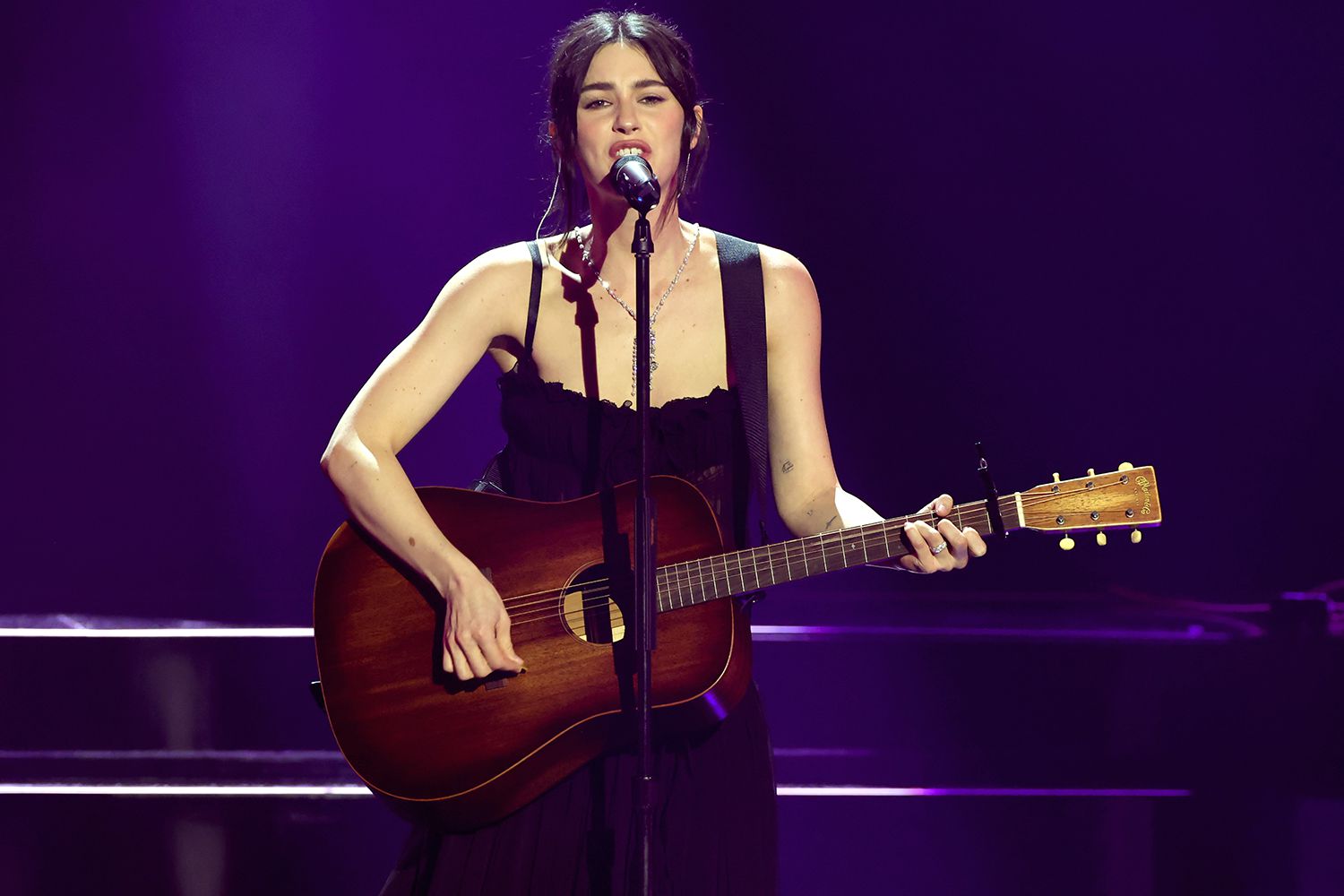 Gracie Abrams Shouts Out Taylor Swift, Olivia Rodrigo as She Wins ...