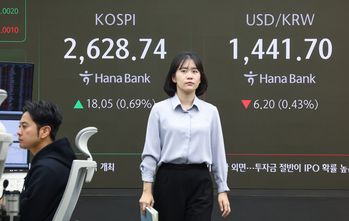 Kospi opens higher on tech gains
