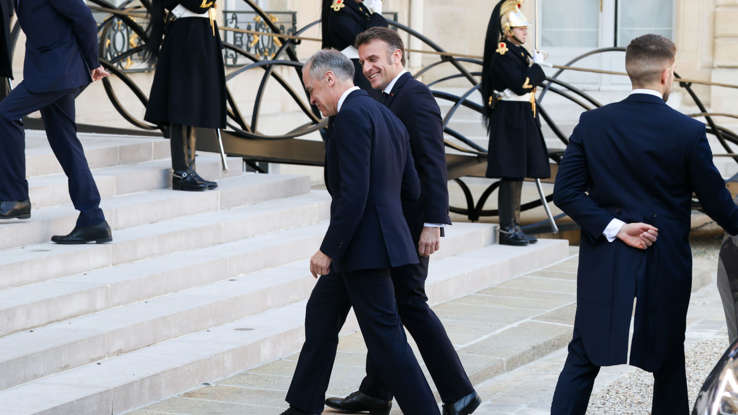 Macron offers a warm welcome to Carney in France Macron offers a warm welcome to Carney in France