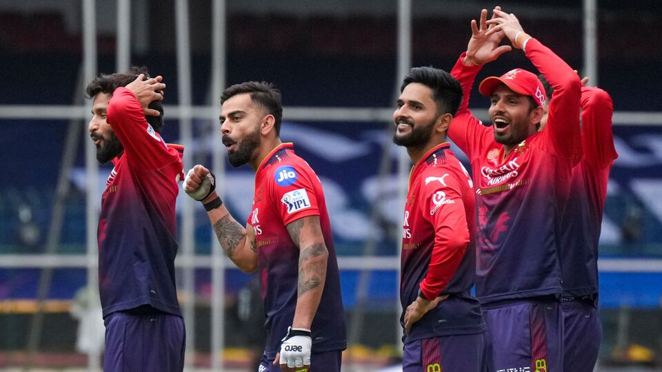 RCB Unbox 2025: Virat Kohli makes mockery of Bhuvneshwar Kumar; wins ...