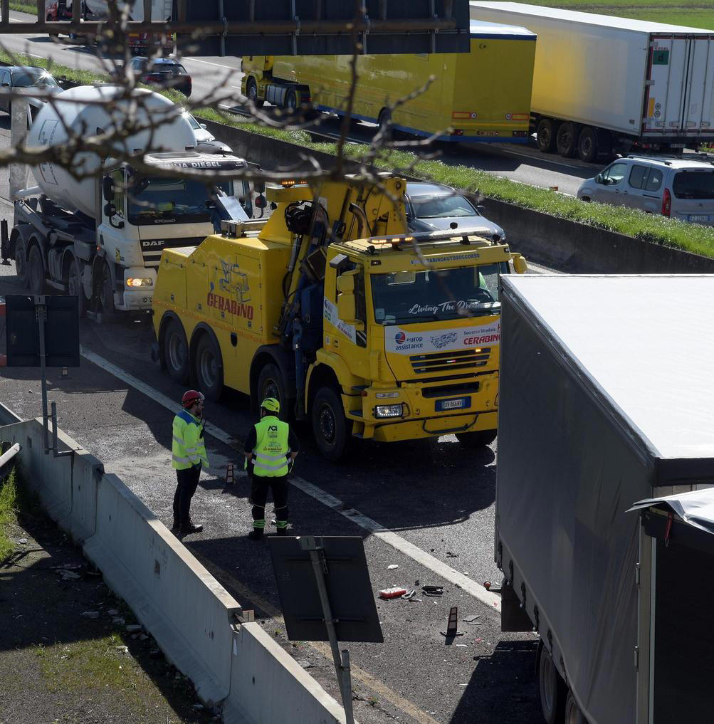 Tamponamento a catena sull’Autostrada del sole: quattro feriti Tamponamento a catena sull’Autostrada del sole: quattro feriti