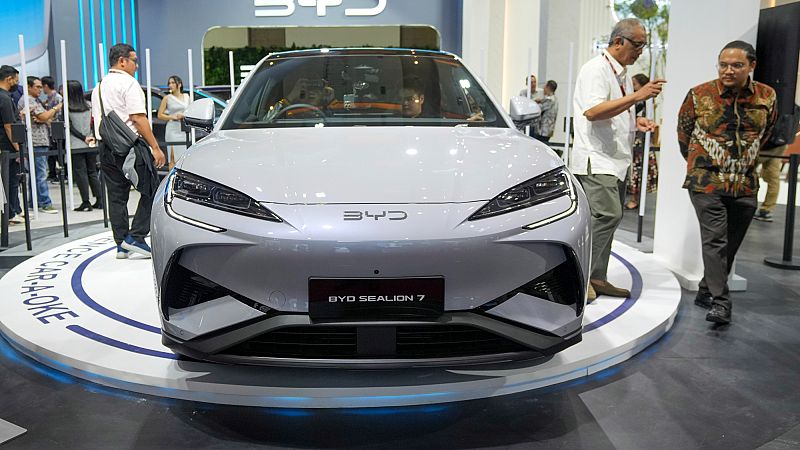 Carmaker BYD says its new technology can fully charge EVs in as little ...