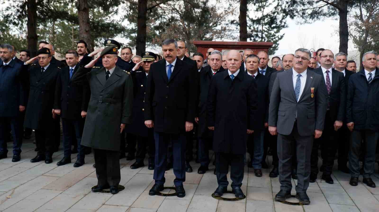 Şehit annesinin feryadı şehitlikte yankılandı