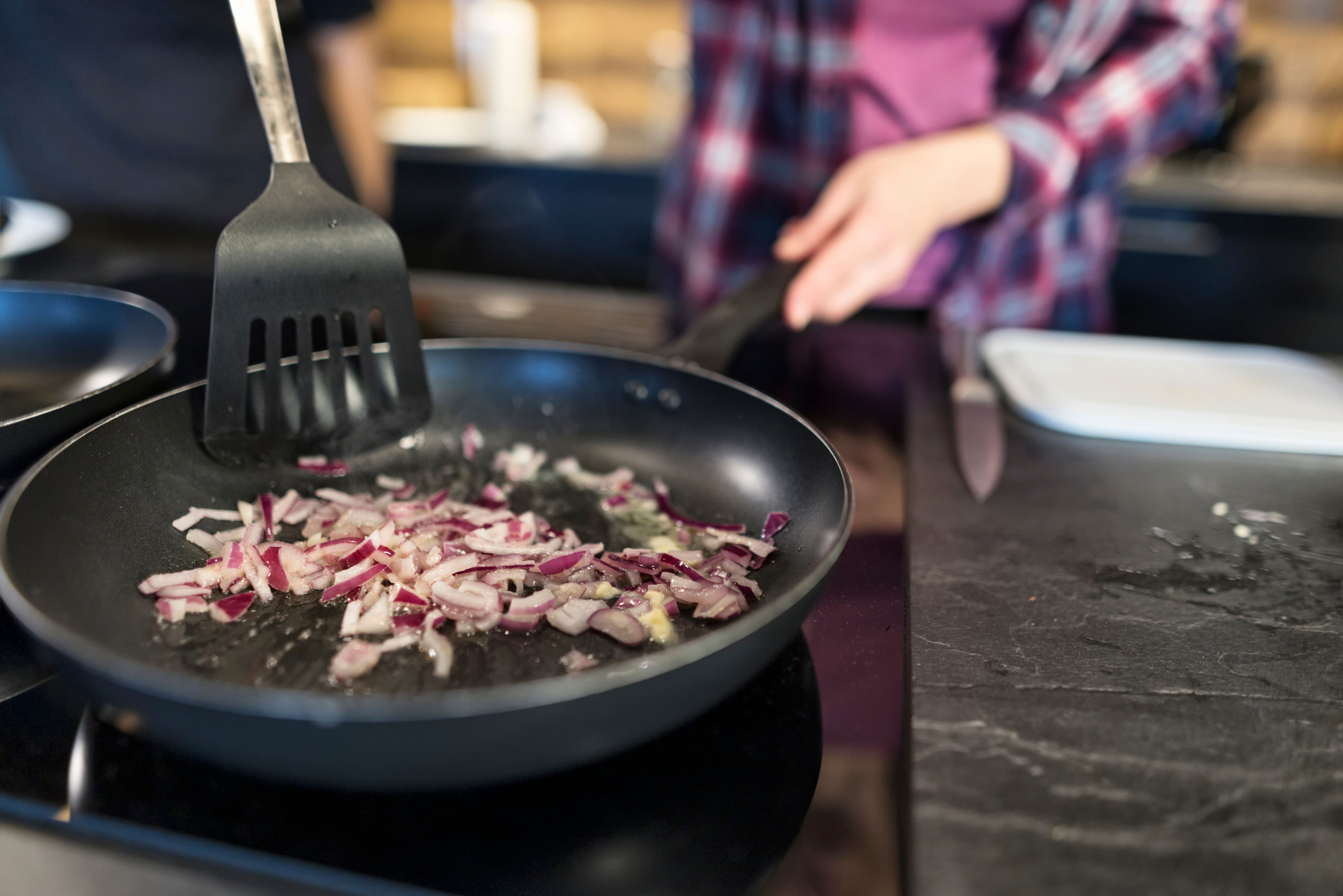 Experts Say You Should Replace Your Teflon Cookware Regularly — Here ...