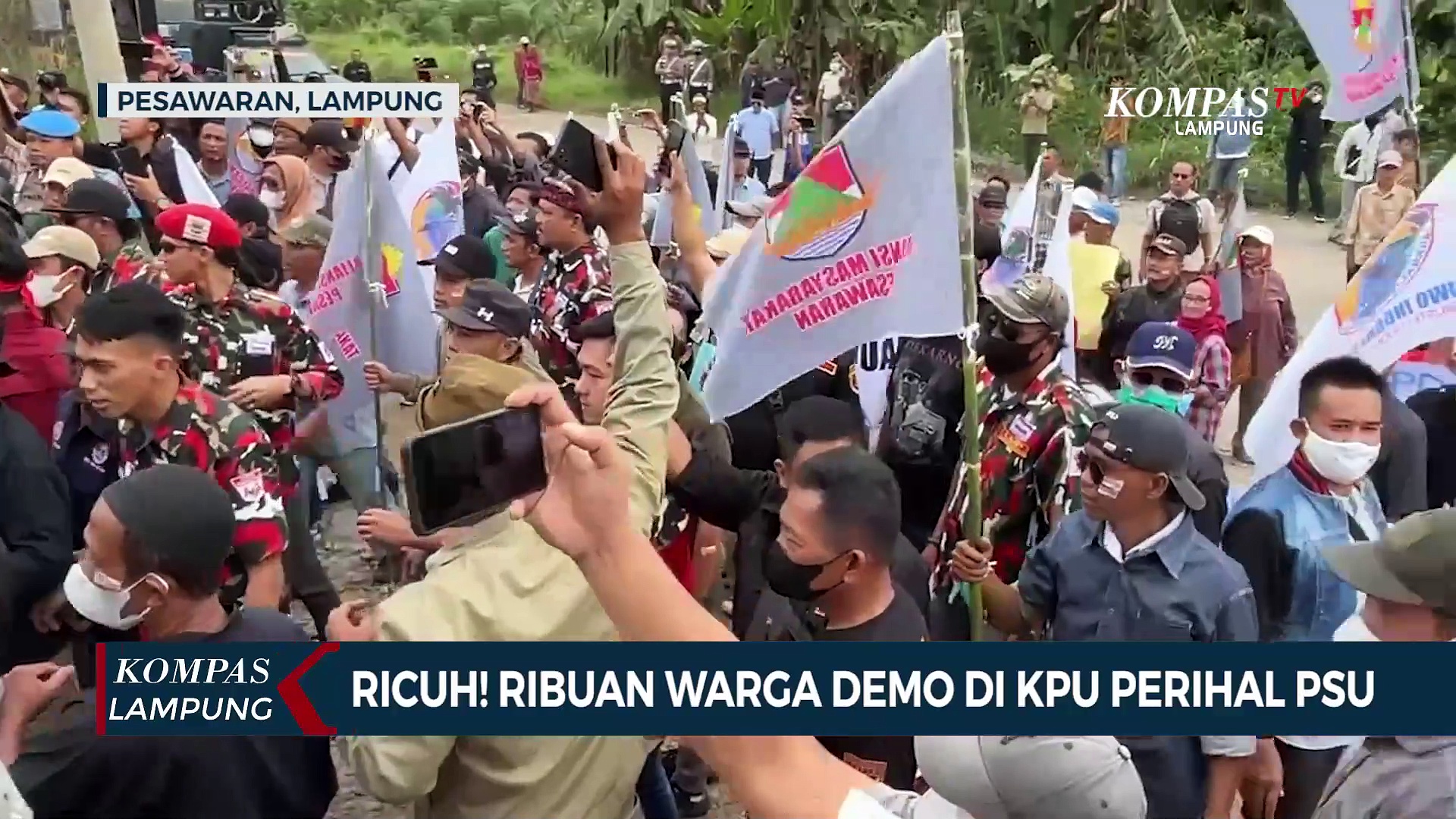 Ricuh! Ribuan Warga Demo di KPU Perihal PSU