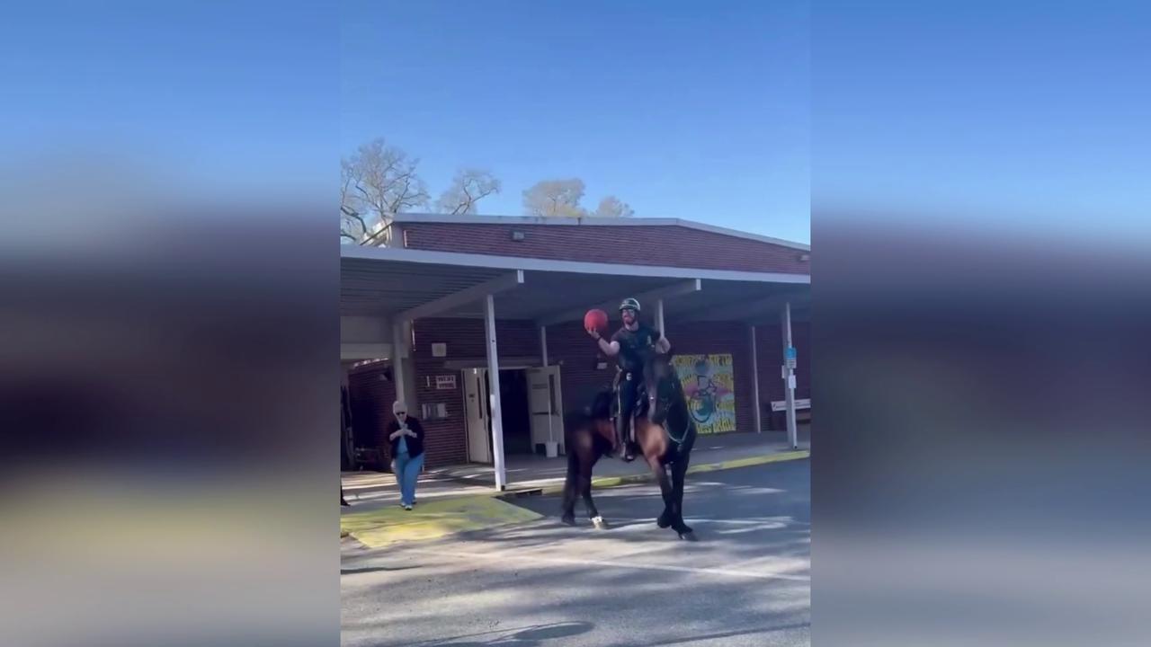 Mounted officer shows off his basketball skills in Florida