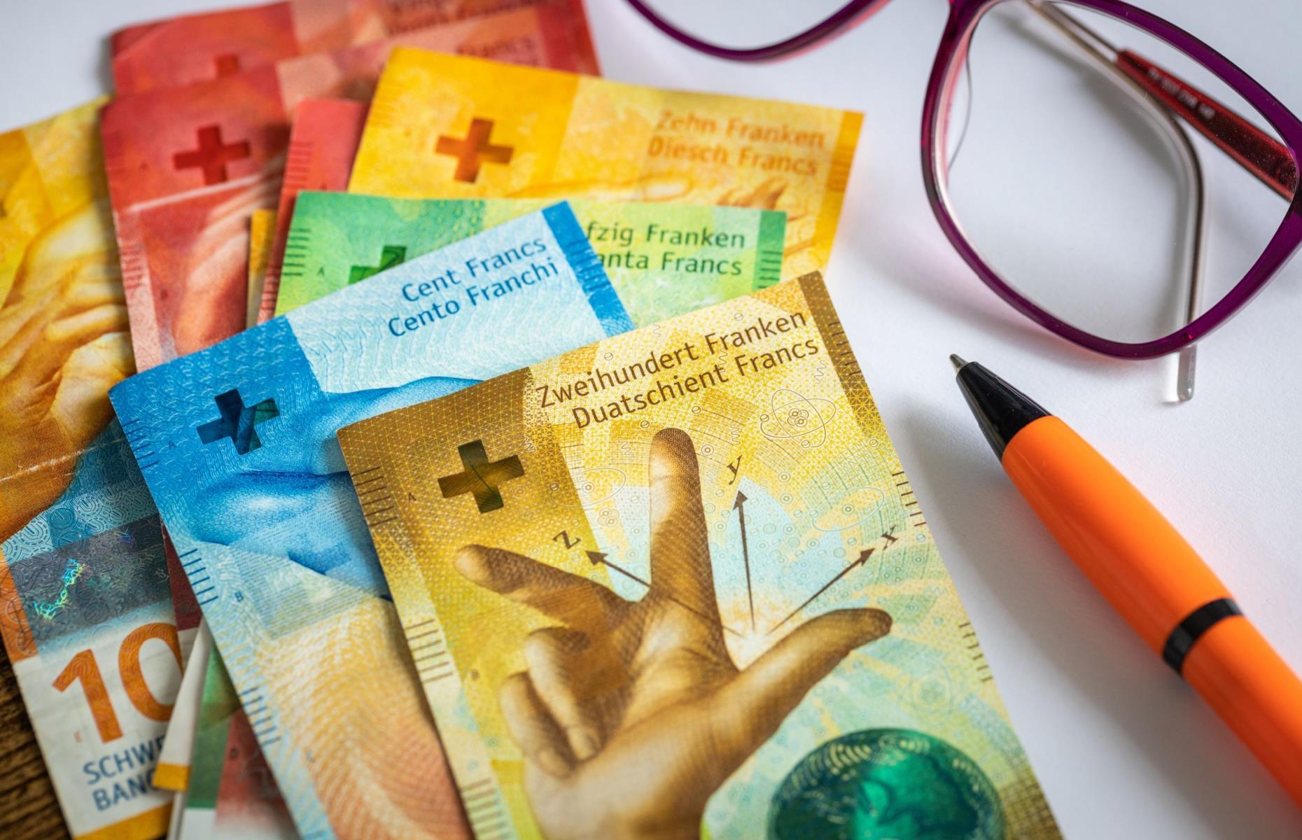 So hoch verschuldet ist der Durchschnittsschweizer im Vergleich zum ...