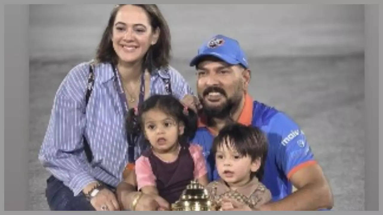 Hazel Keech shares a cute photo with Yuvraj Singh and kids as she ...