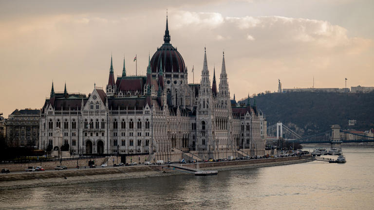 Egyetlen fideszes sem jelent meg a parlament rendkívüli ülésén