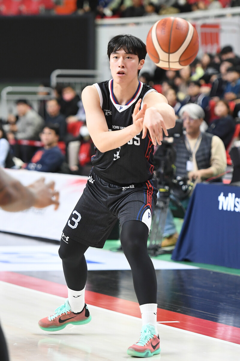 [BK 리뷰] '주전 고른 활약' 현대모비스, KCC와 접전 끝에 승리... 2연패 탈출 성공