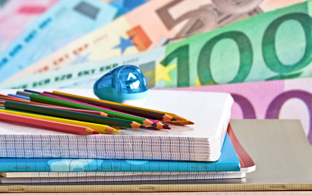 Allocation de rentrée scolaire 2025 : les nouveaux montants versés par la CAF sont tombés pour ...