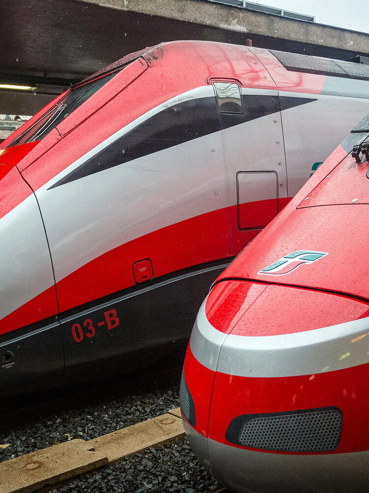 Treni in ritardo, quanto le Frecce di Trenitalia sono più lente di Italo