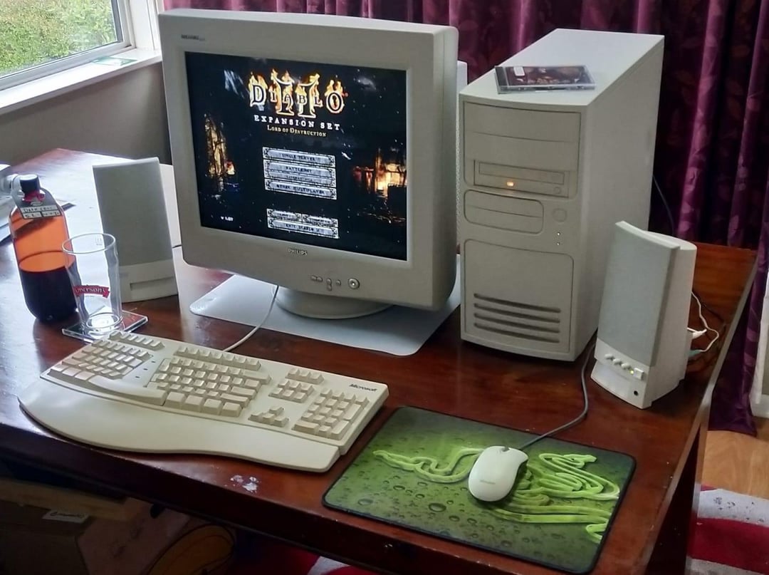 24 Iconic Gaming Setups from the Early 2000s Captured in Photos