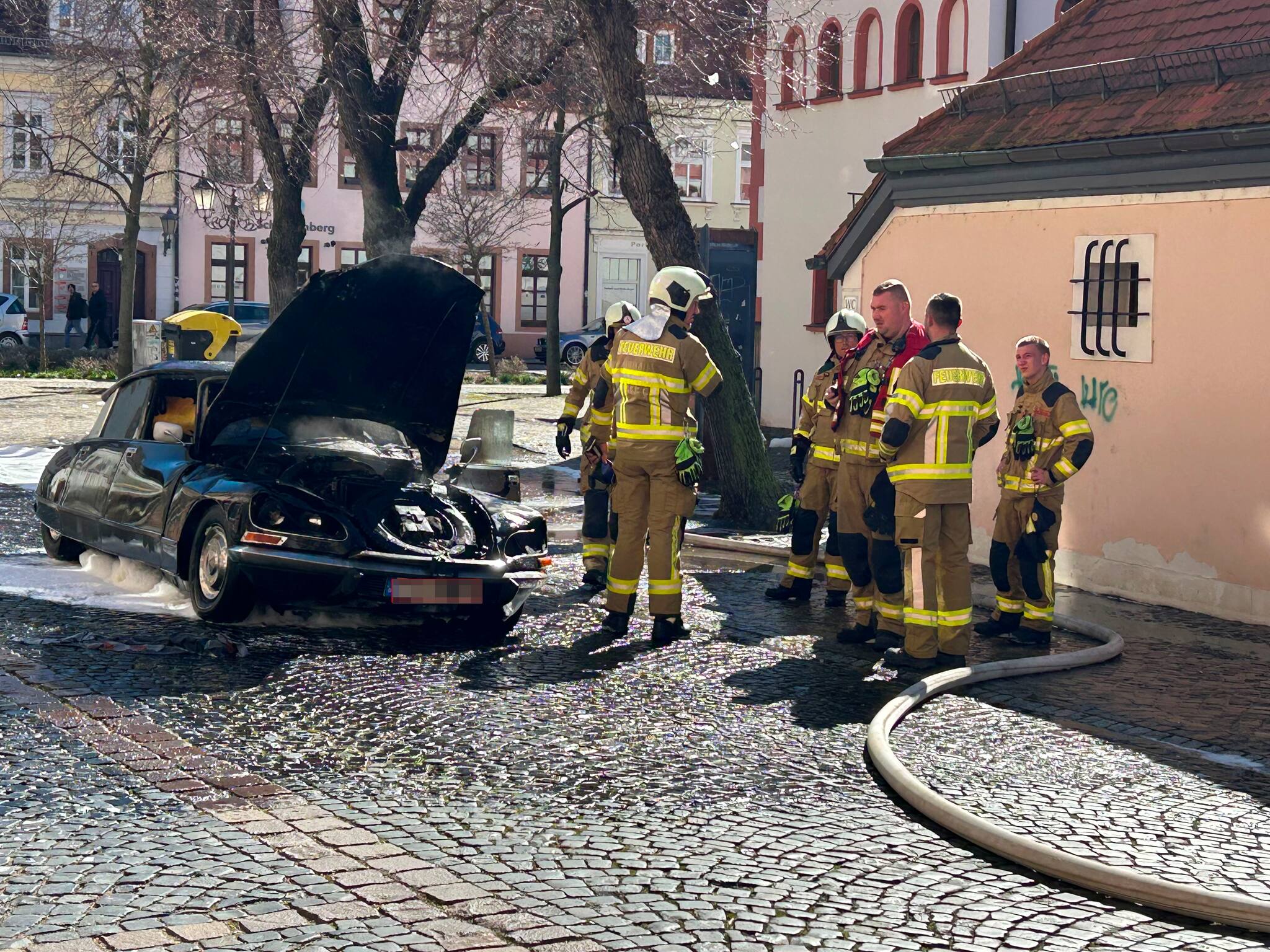Autobrand auf Markt Grimma - Feuerwehreinsatz am Dienstag - Oldtimer