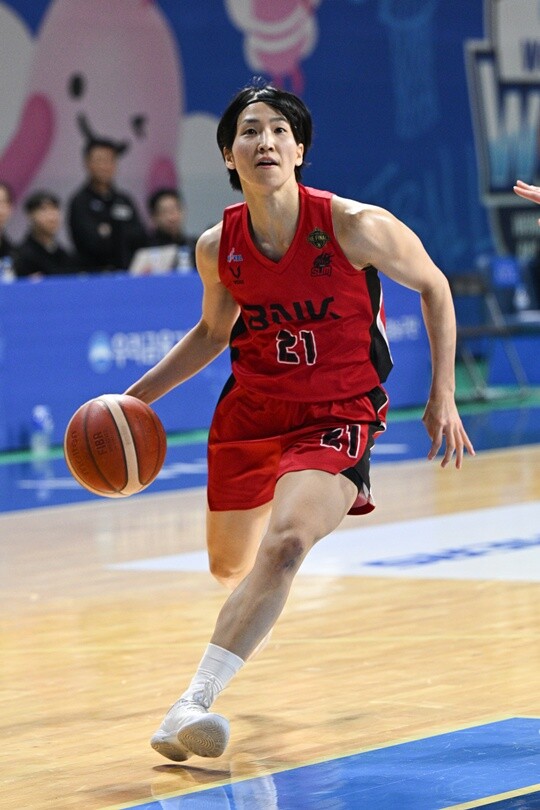 [WKBL FINAL 리뷰] ‘사키-안혜지 맹활약’ BNK, 우리은행 꺾고 2전 전승 … 플레이오프 우승 확률 100% 획득