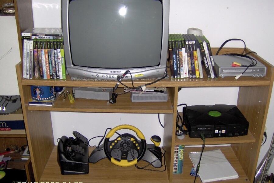 24 Iconic Gaming Setups from the Early 2000s Captured in Photos