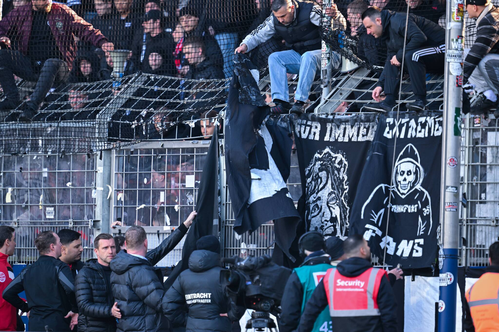 Machtkampf im Fußball: Wie Ultras den Spielbetrieb beeinflussen