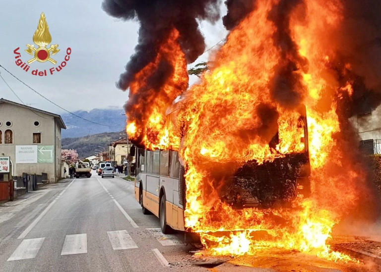 Bus in fiamme, autista accosta e fa scendere i passeggeri