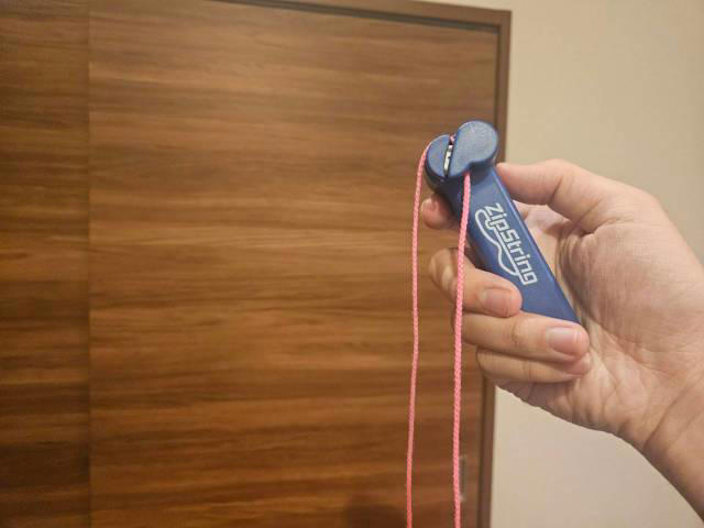 【まるで魔法】SNSで話題の玩具『ZipString（ジップストリング）』が新感覚で面白い / シニア層に遊んでもらった結果…確信を突く、鋭い感想を頂いた