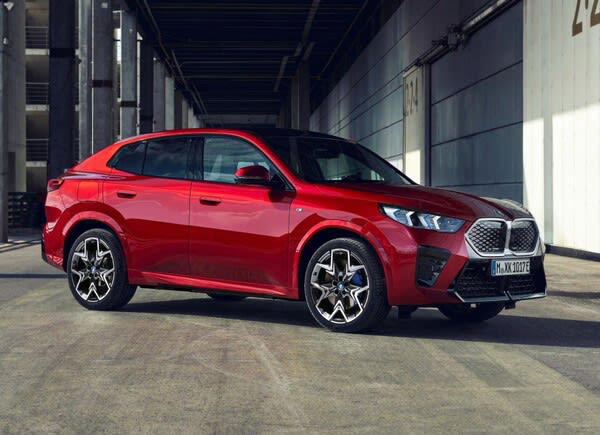 BMW ix2 eDrive20 Rolls Out — 204 HP, 217-Mile Range, and Fast Charging