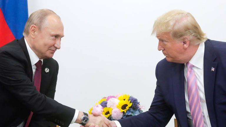 "Personal gift": Putin sent Trump a portrait