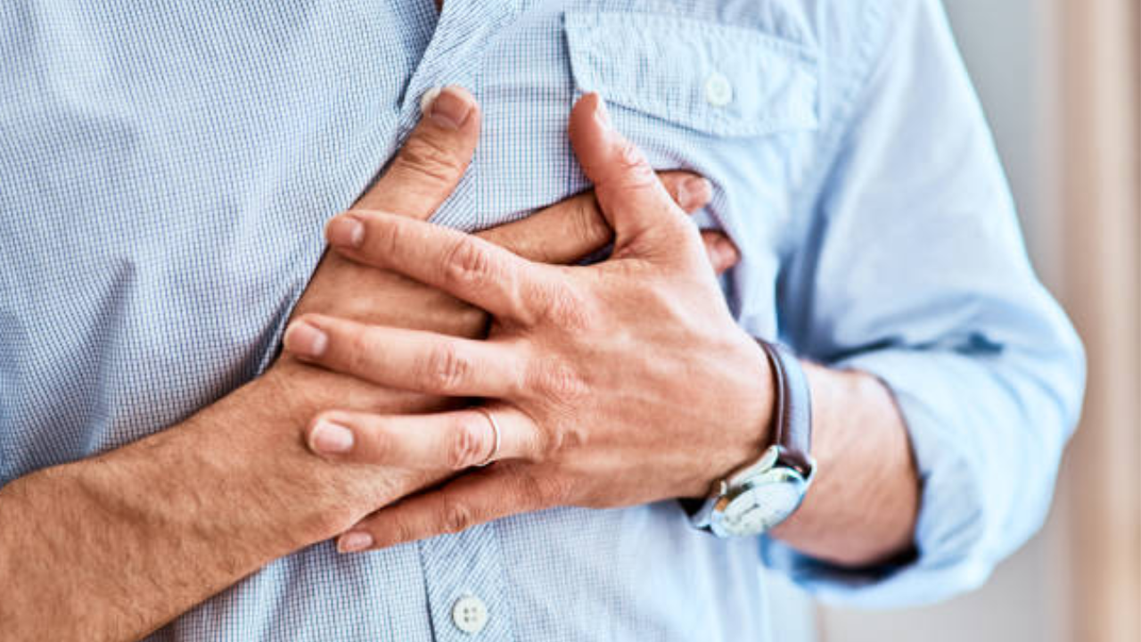 How does chest pain from a heart attack differ from that caused by ...