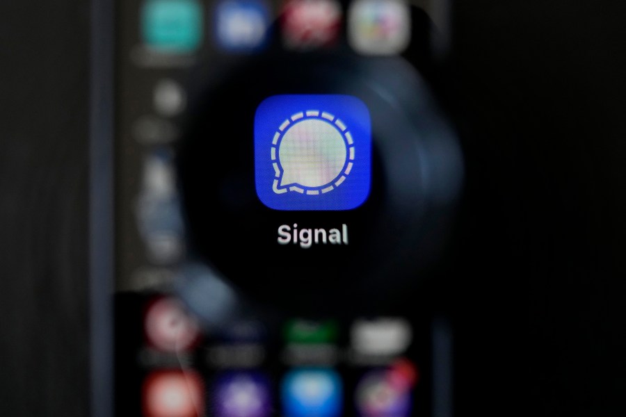 What is Signal and why are politicians using it?