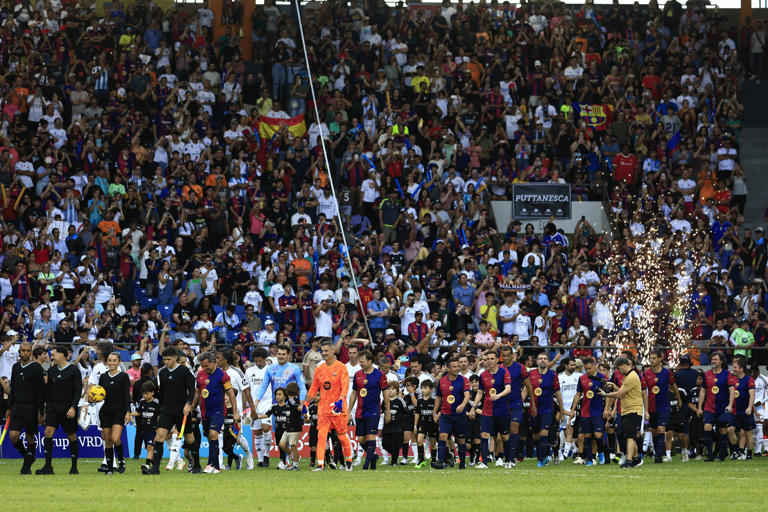 Real Madrid vence al FC Barcelona en partido de leyendas jugado en ...
