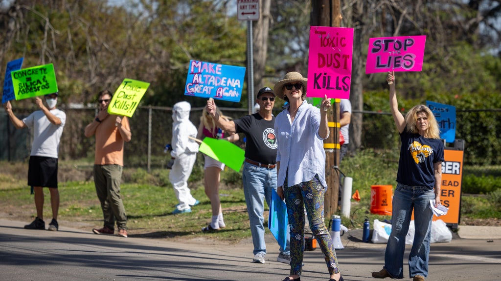 Altadena residents call for reconsideration of golf course's use as ...