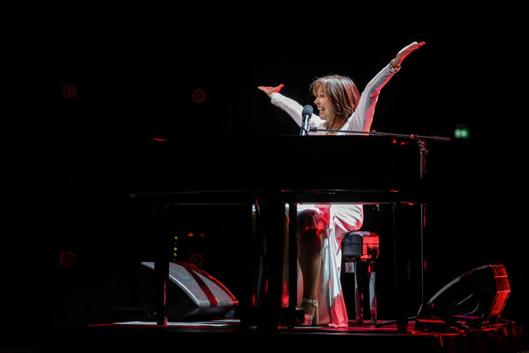 Musikkstjernene hyller Hilde Heltberg – synger sangene hennes på stor ...